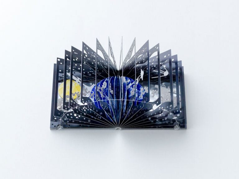 360°Book: Earth and the Moon – spoon & tamago